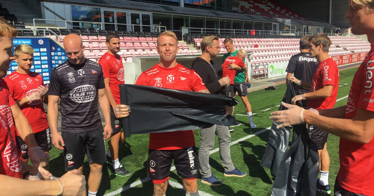 A-laget hjalp til med å rydde opp etter festen / Fredrikstad