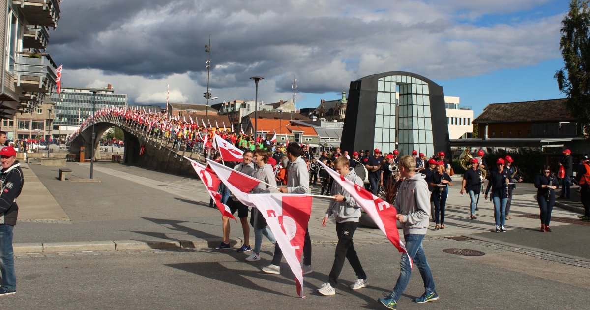 Folkefestens ferd mot stadion / Fredrikstad